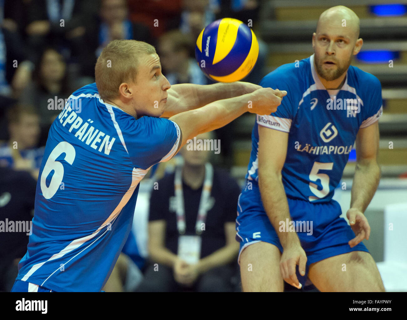 Berlin, Germany. 6th Jan, 2016. Finland's Niklas Seppaenen (l) in ...