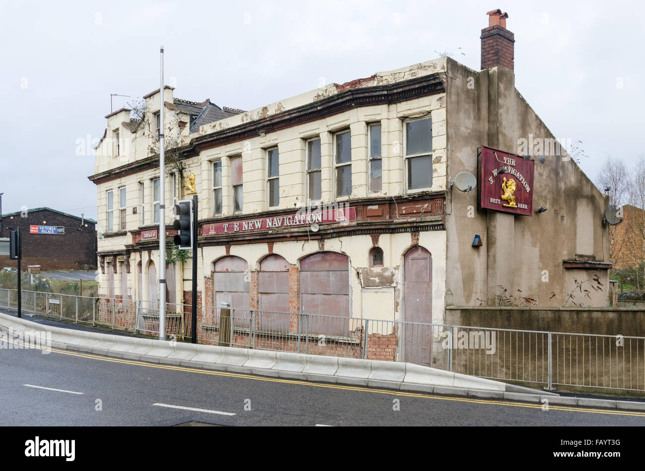 Boarded up pub hi-res stock photography and images - Alamy