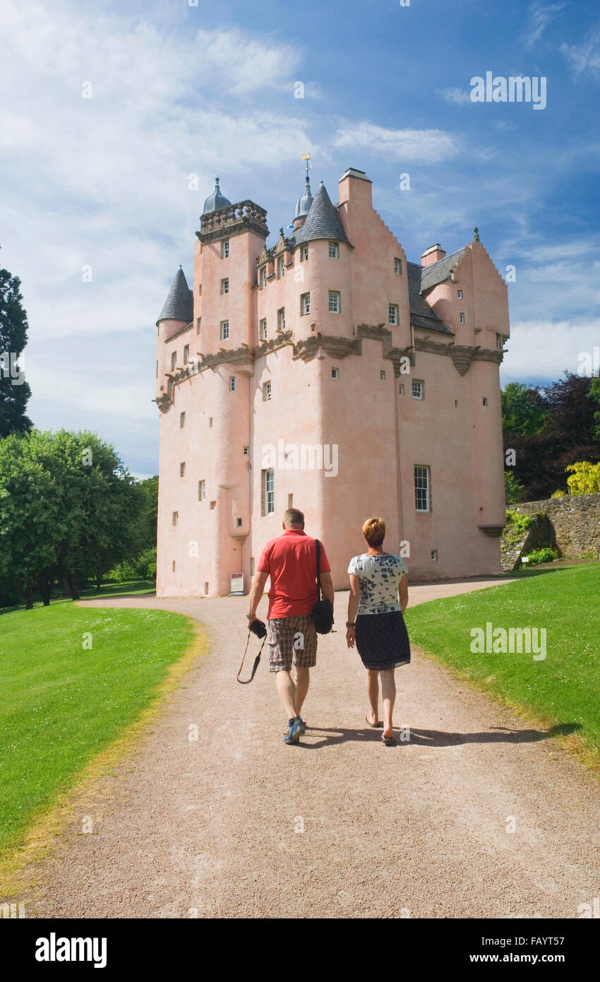 Couple romantic castle hi-res stock photography and images - Alamy