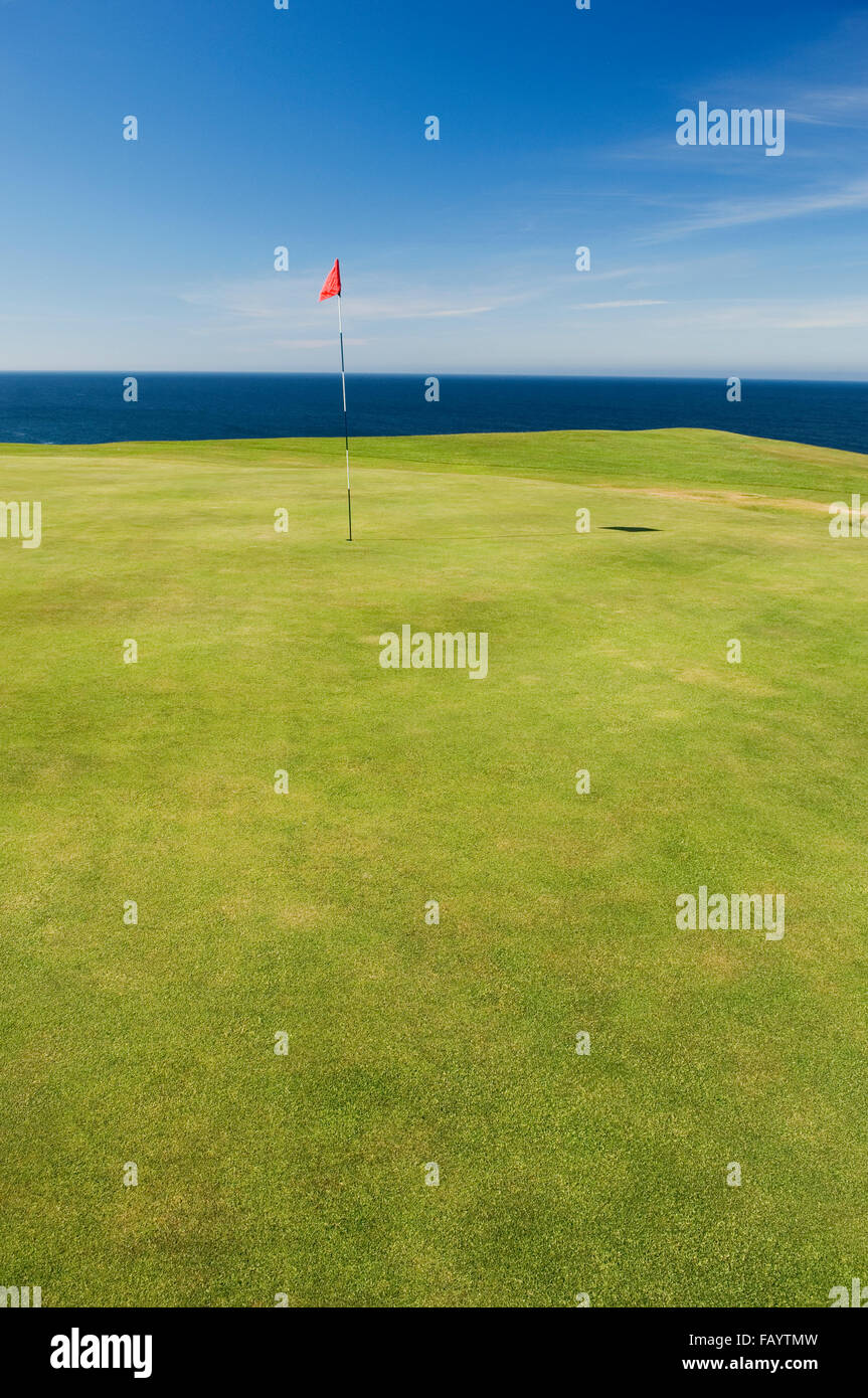 Golf putting green red flag hi-res stock photography and images - Alamy