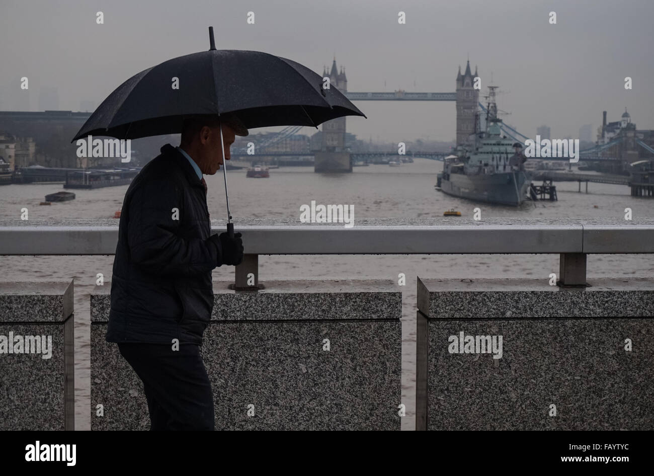 Wet london bridges hi-res stock photography and images - Alamy
