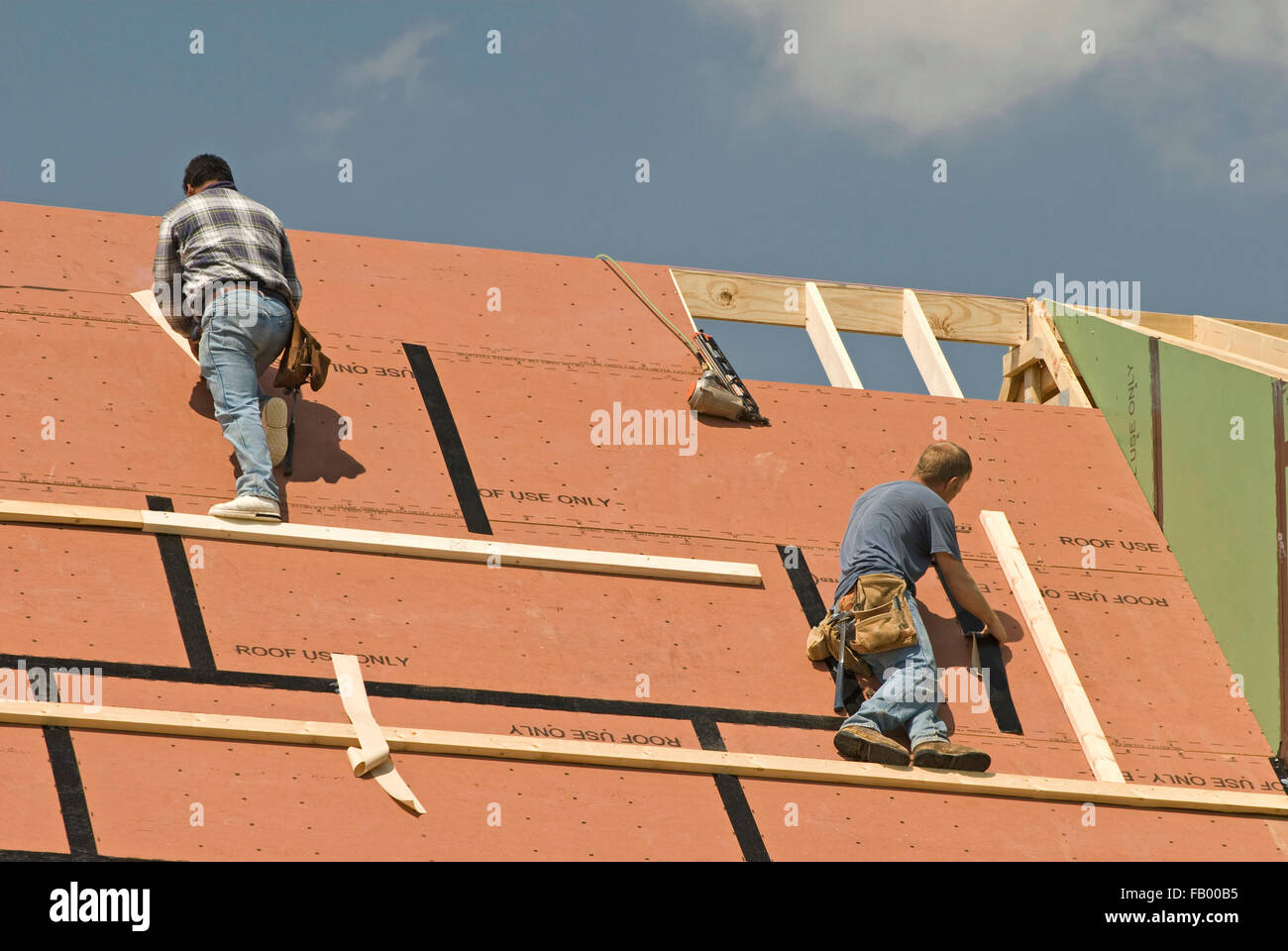 Roofers Constructing New Home Stock Photo - Alamy