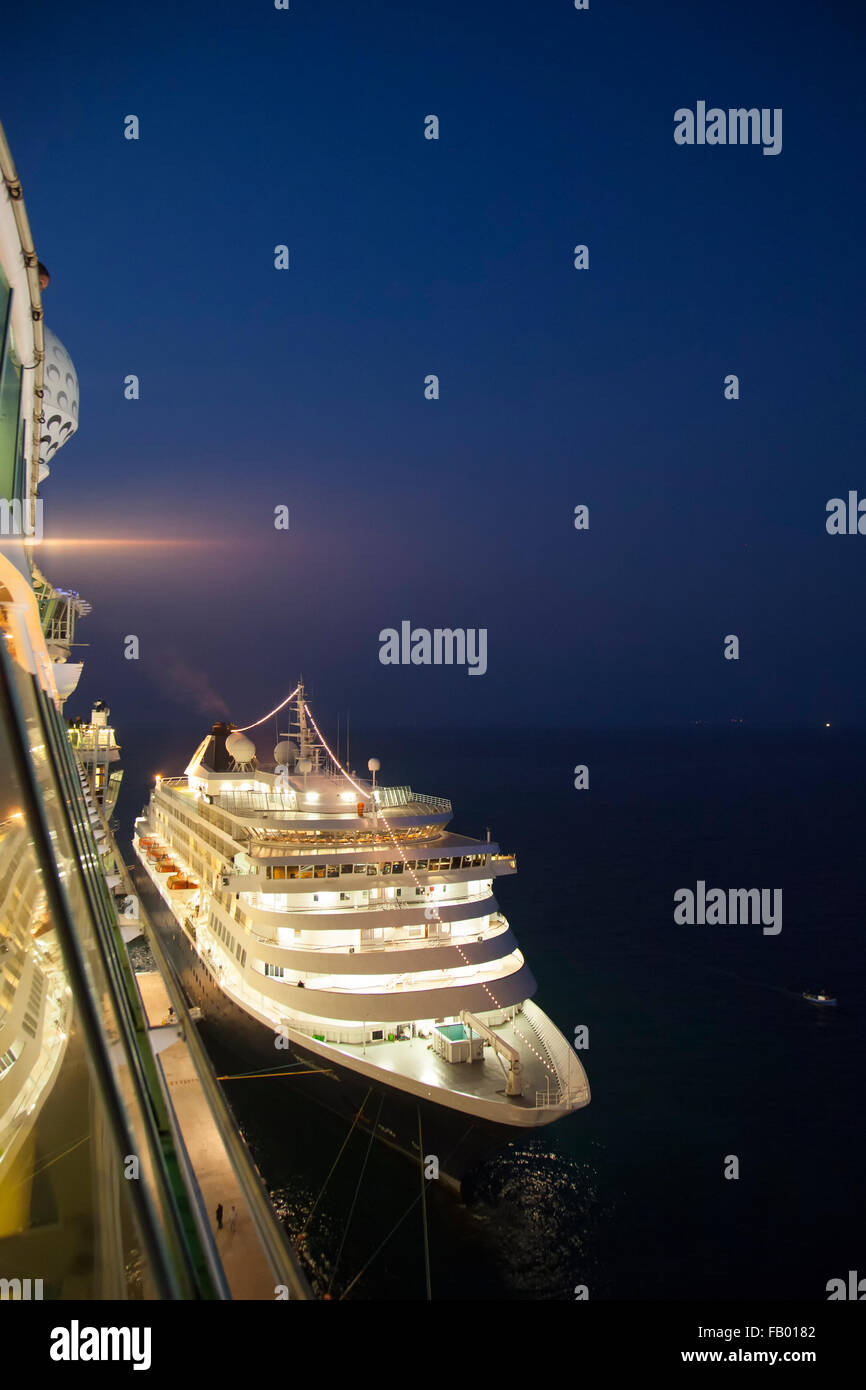 Ship navigation lights at night hi-res stock photography and images - Alamy