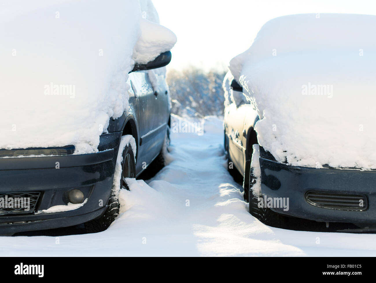 Snowed cars parking lot hi-res stock photography and images - Alamy