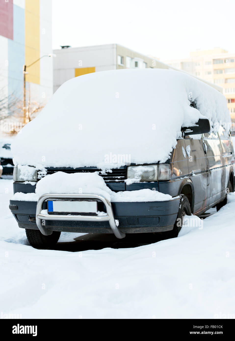 Cars under the snowdrift hi-res stock photography and images - Alamy