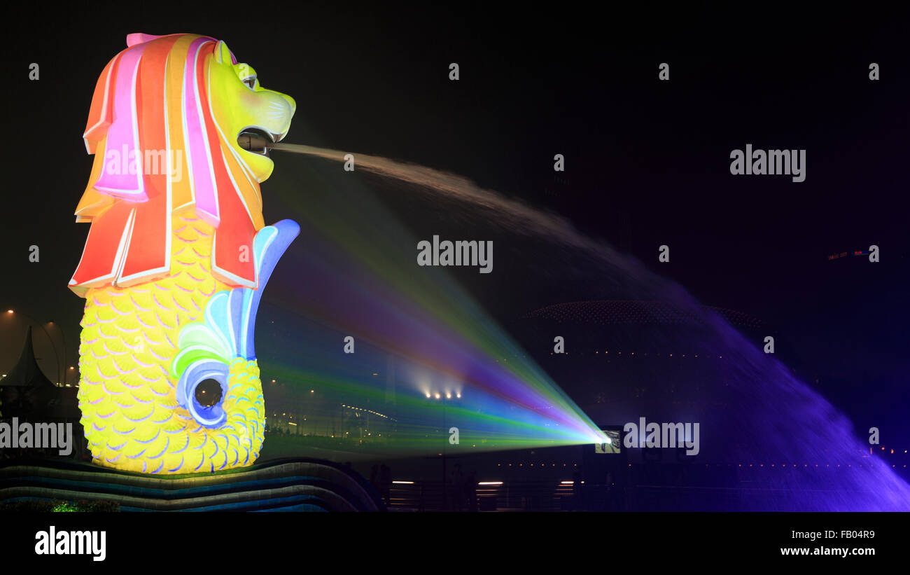 The illuminated statue of the Merlion, the symbol of Singapore ...