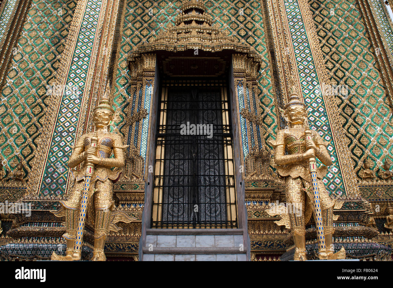 Grand Palace Wat Phra Kaeo Gold Statue Apsonsi and tourists. Bangkok ...
