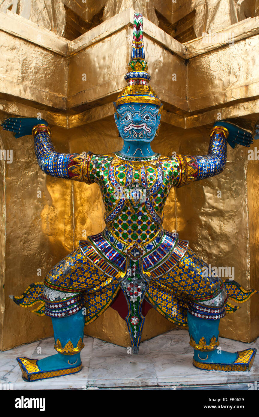 Grand Palace Wat Phra Kaeo Gold Statue Apsonsi and tourists. Bangkok ...