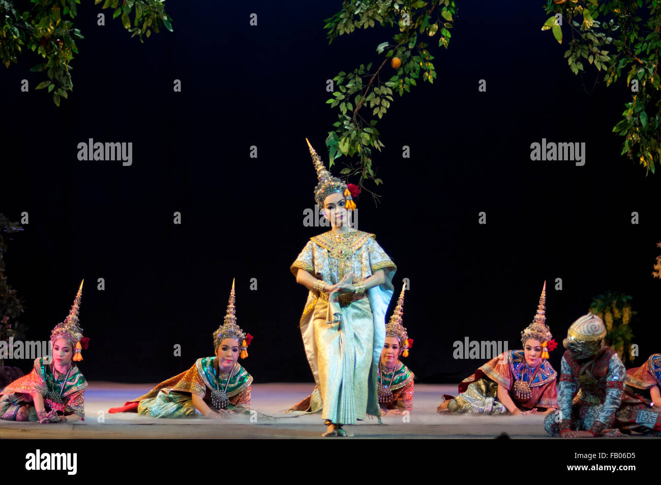 Thai classical dance performance at Salachalermkrung theater in Bangkok ...