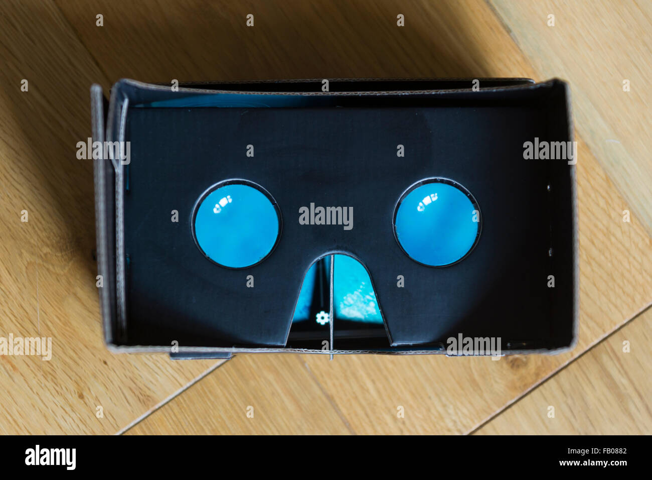 Google cardboard hi-res stock photography and images - Alamy