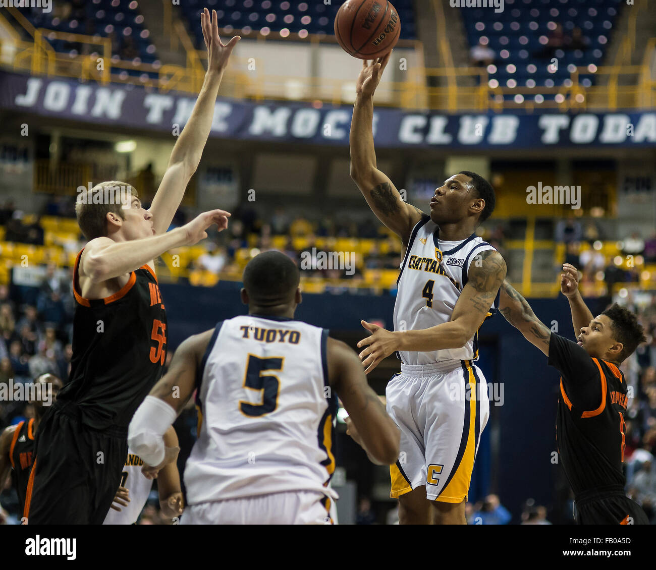 Chattanooga, Tennessee, USA. 05th Jan, 2016. Chattanooga Mocs guard ...