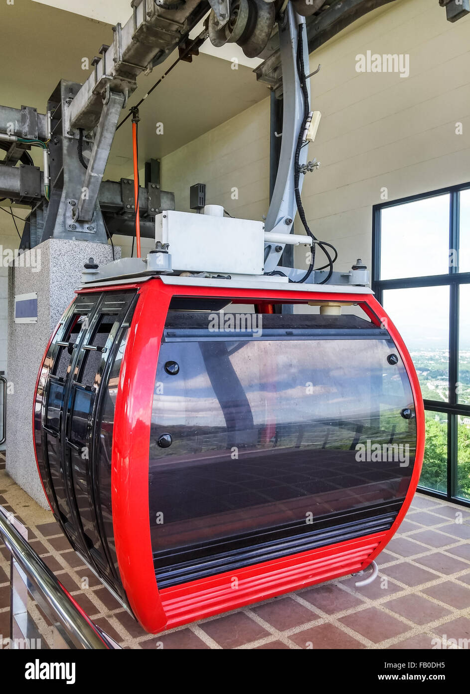 Red cable car hi-res stock photography and images - Alamy