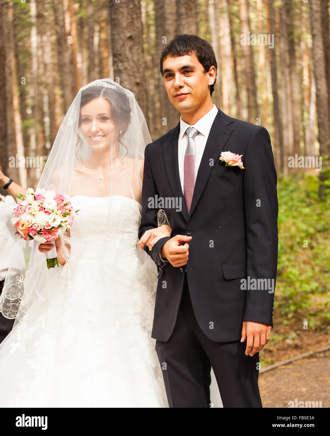 Couple Getting Married at an Outdoor Wedding Ceremony Stock Photo - Alamy