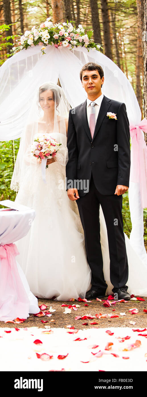 Couple Getting Married at an Outdoor Wedding Ceremony Stock Photo - Alamy