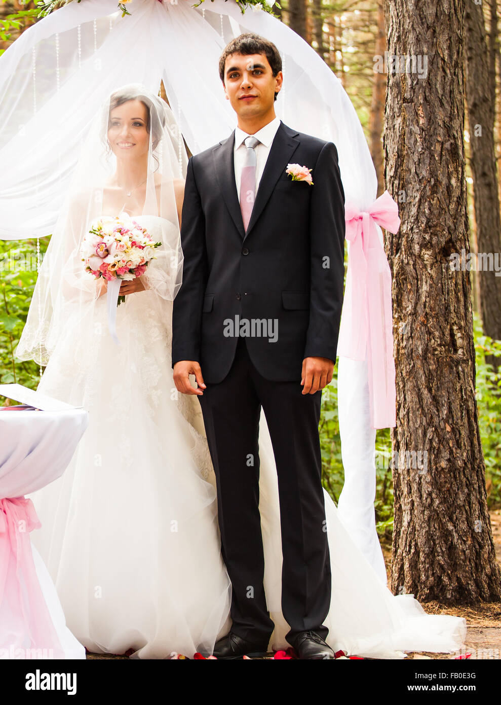 Couple Getting Married at an Outdoor Wedding Ceremony Stock Photo - Alamy
