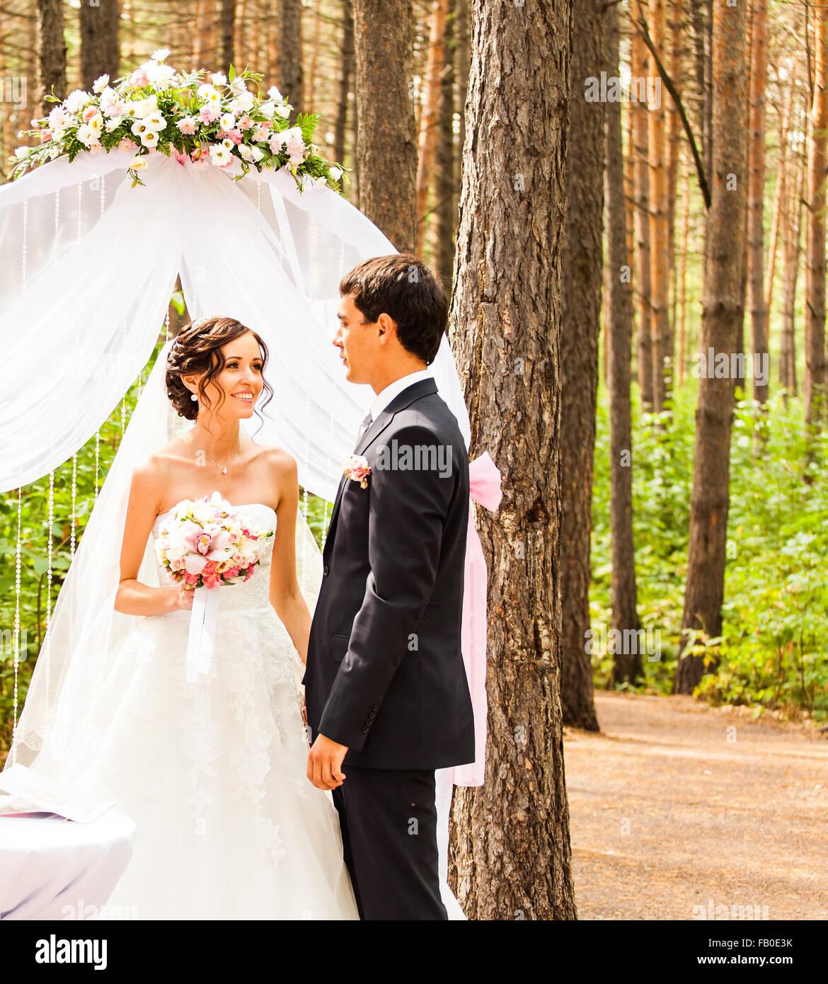 Couple Getting Married at an Outdoor Wedding Ceremony Stock Photo - Alamy