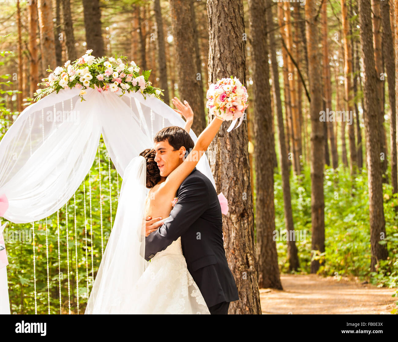 Couple Getting Married at an Outdoor Wedding Ceremony Stock Photo - Alamy