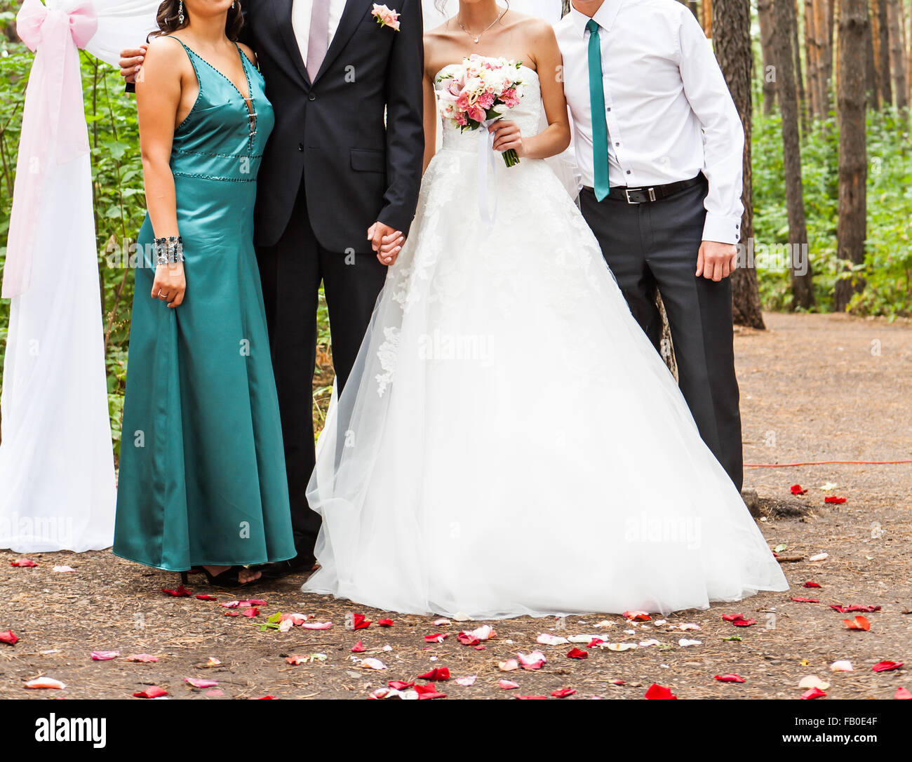 wedding couple and the best man with bridesmaids Stock Photo - Alamy