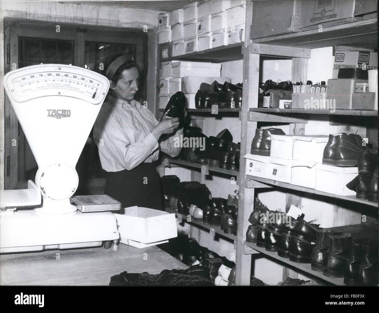 1962 - Goods store general scale shoe shoes © Keystone Pictures USA ...