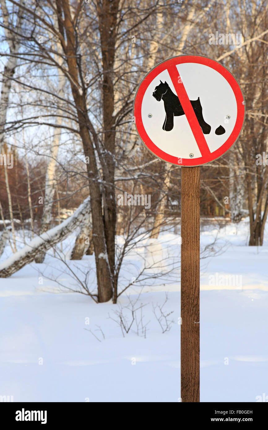Sign forbidding dog walking in park Stock Photo - Alamy