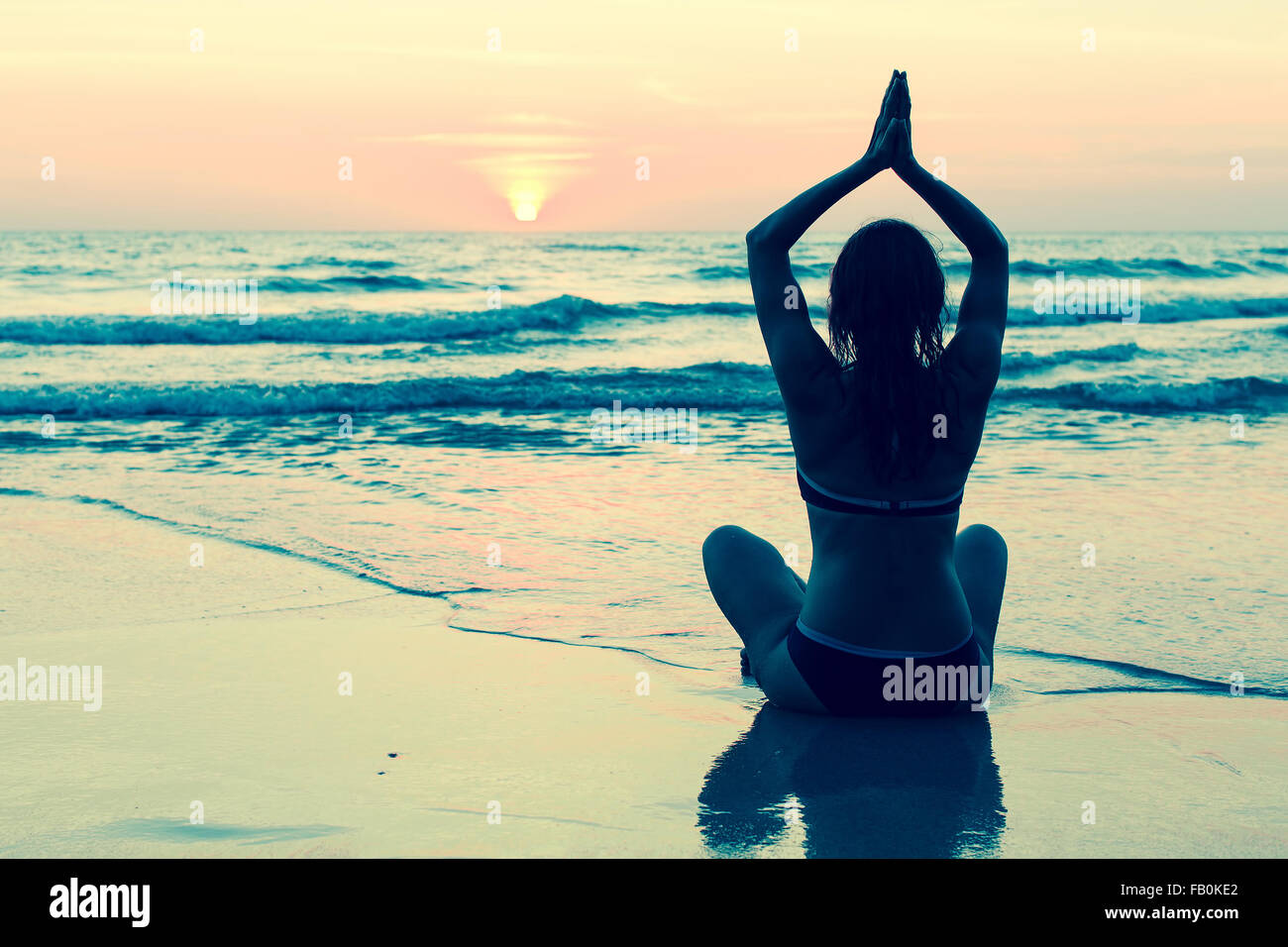 Yoga sea hi-res stock photography and images - Alamy