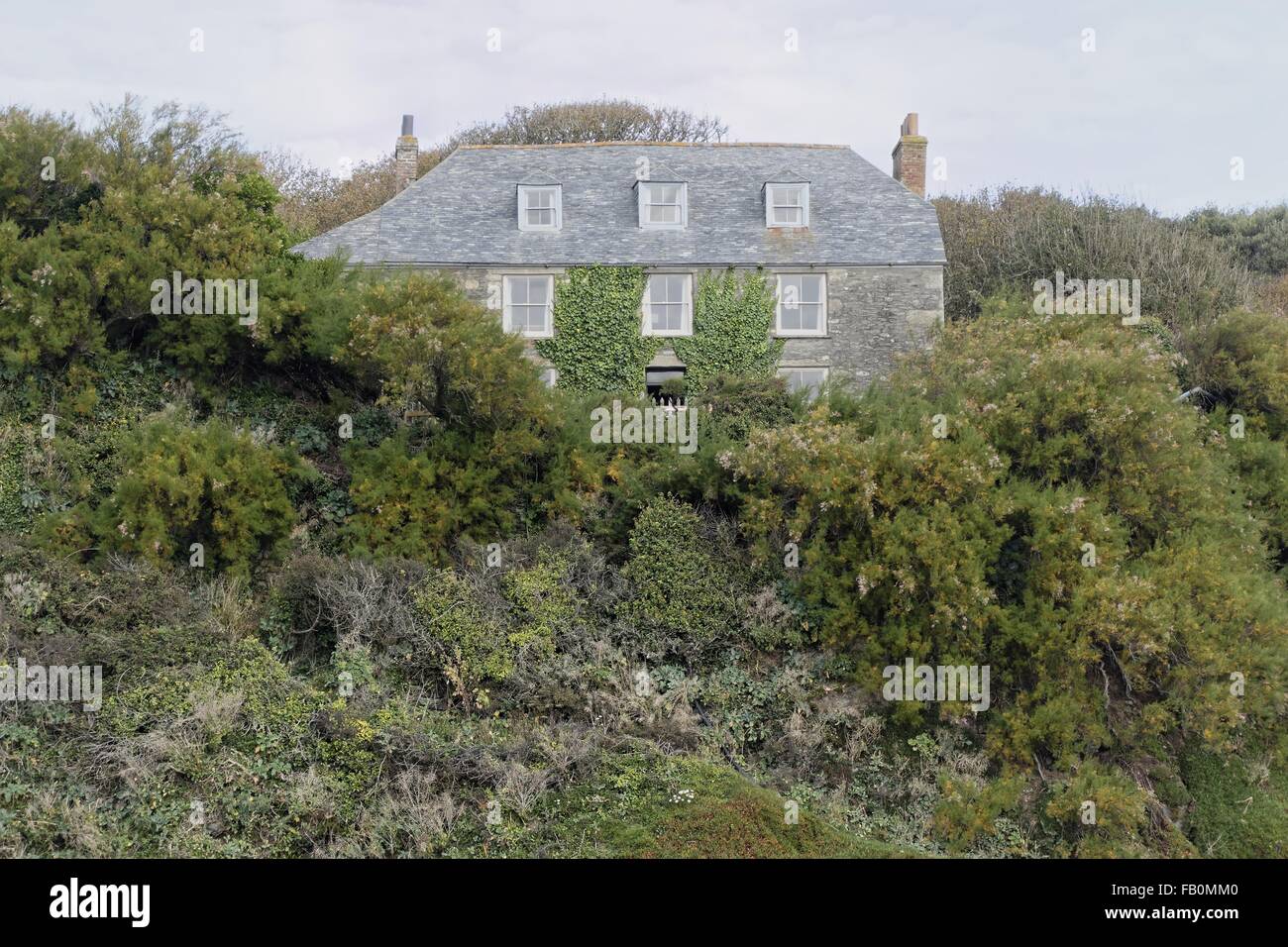 Cornwall cottage cliff hi-res stock photography and images - Alamy