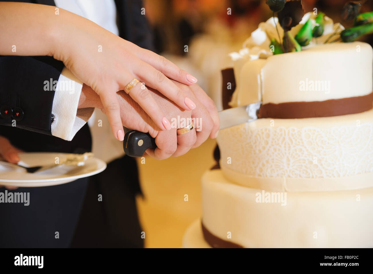 Slicing the cake Stock Photo - Alamy