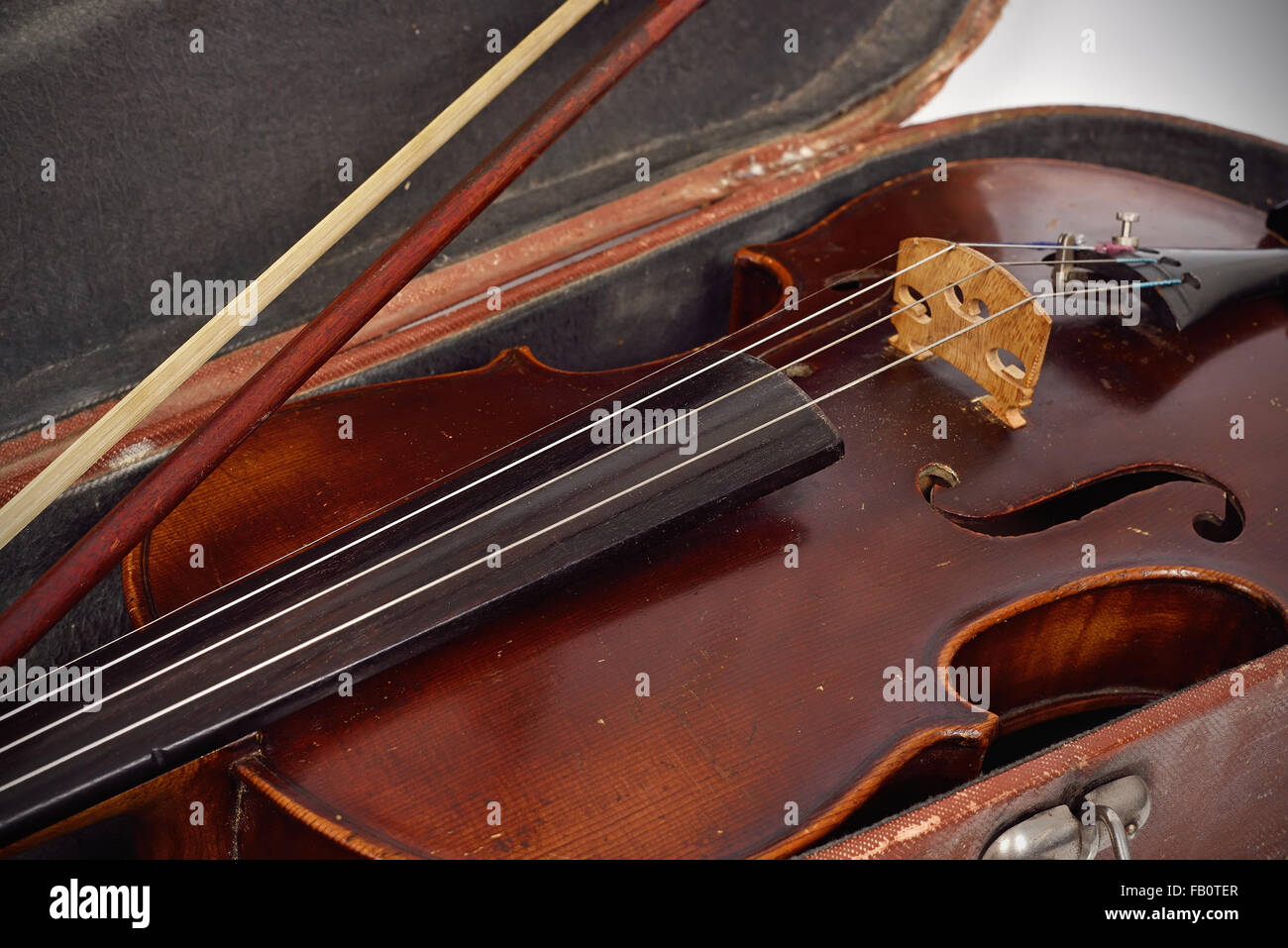 antique fiddle case and violin, close up Stock Photo - Alamy