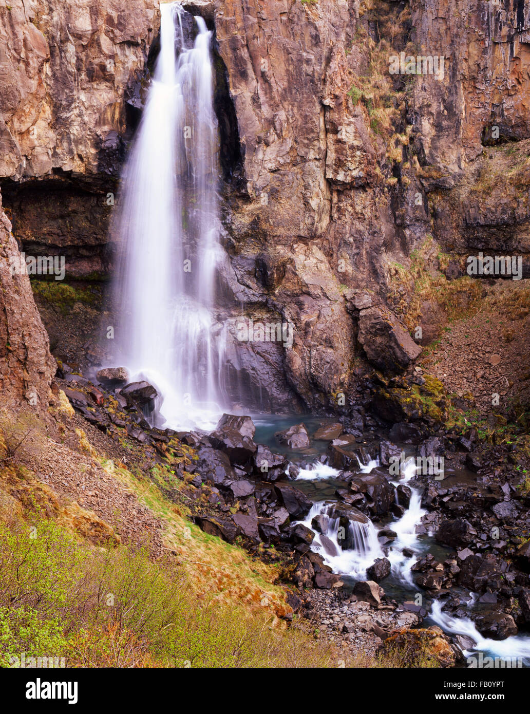 Magnusarfoss waterfall along the trail to Svartifoss Skaftafell ...