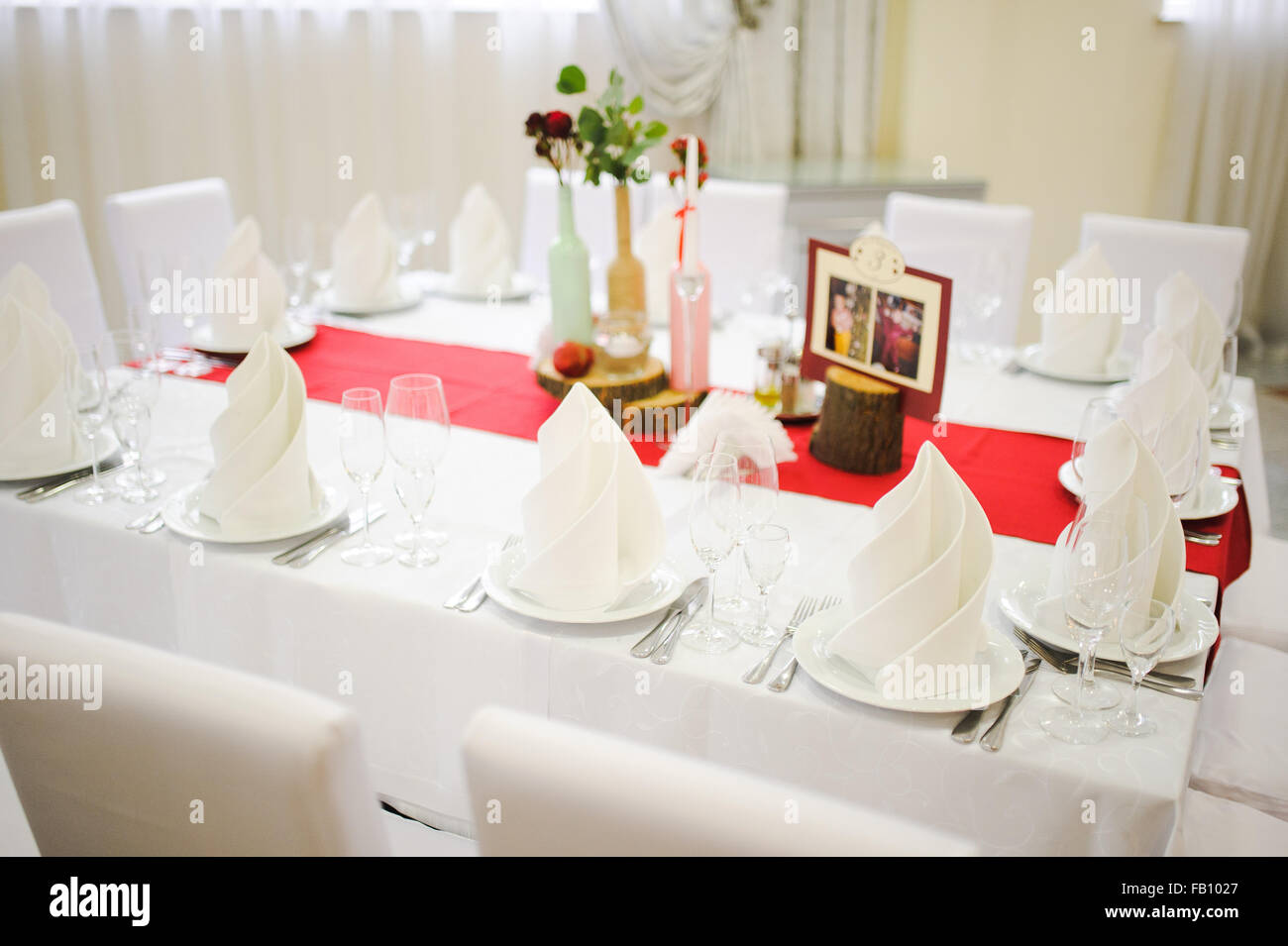 Banquet wedding table setting on evening reception Stock Photo - Alamy