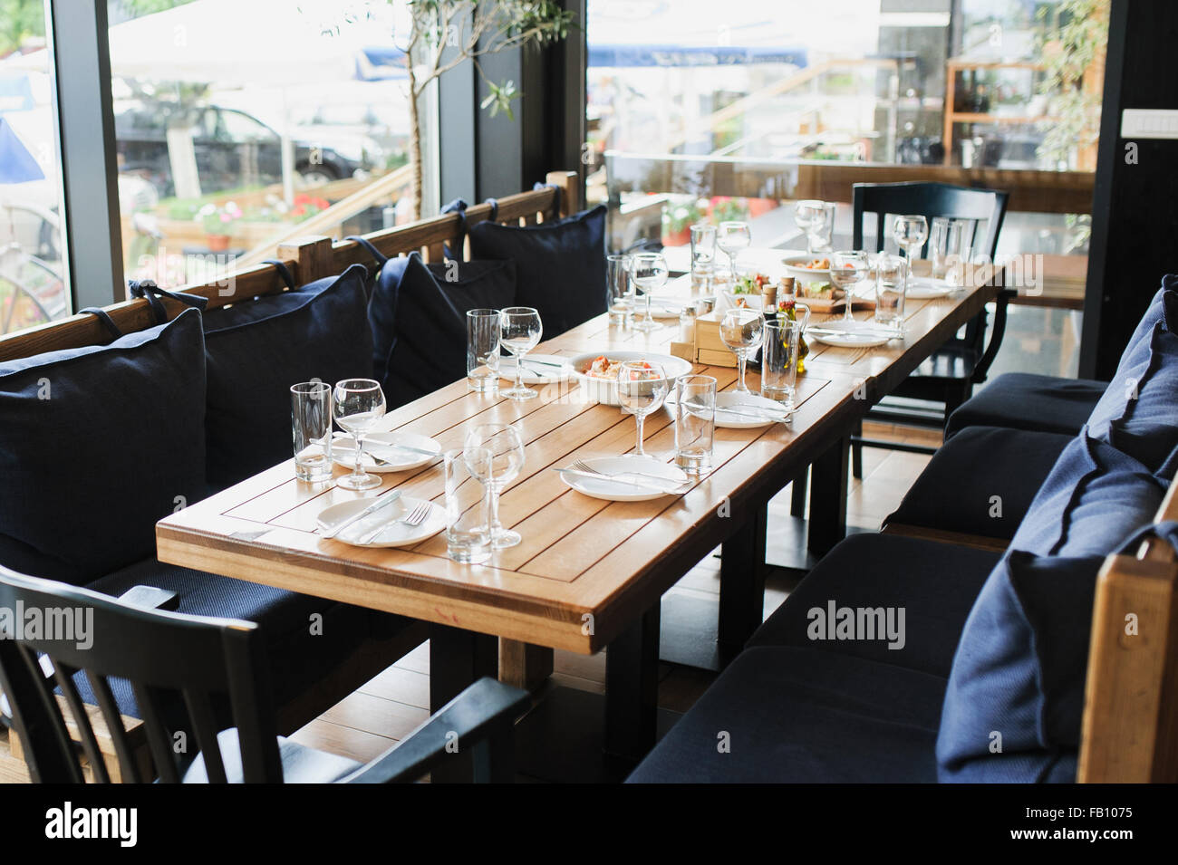 Banquet wedding table setting on evening reception Stock Photo - Alamy