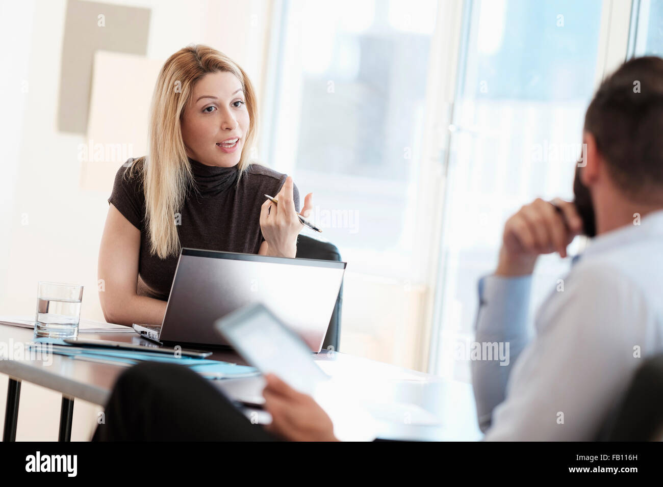 Man explaining to woman hi-res stock photography and images - Alamy