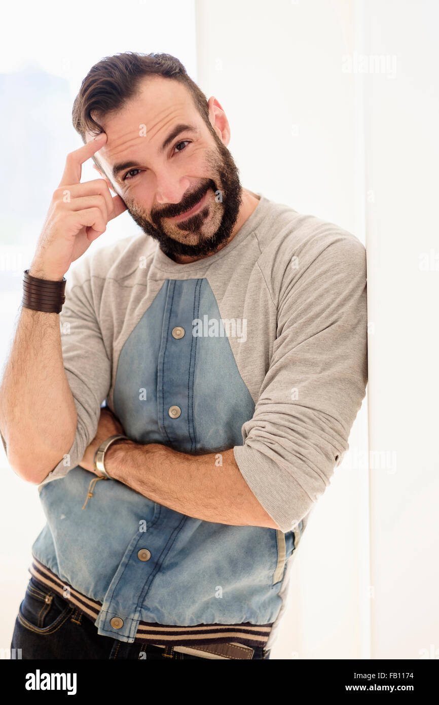 Leaning on hands hi-res stock photography and images - Alamy