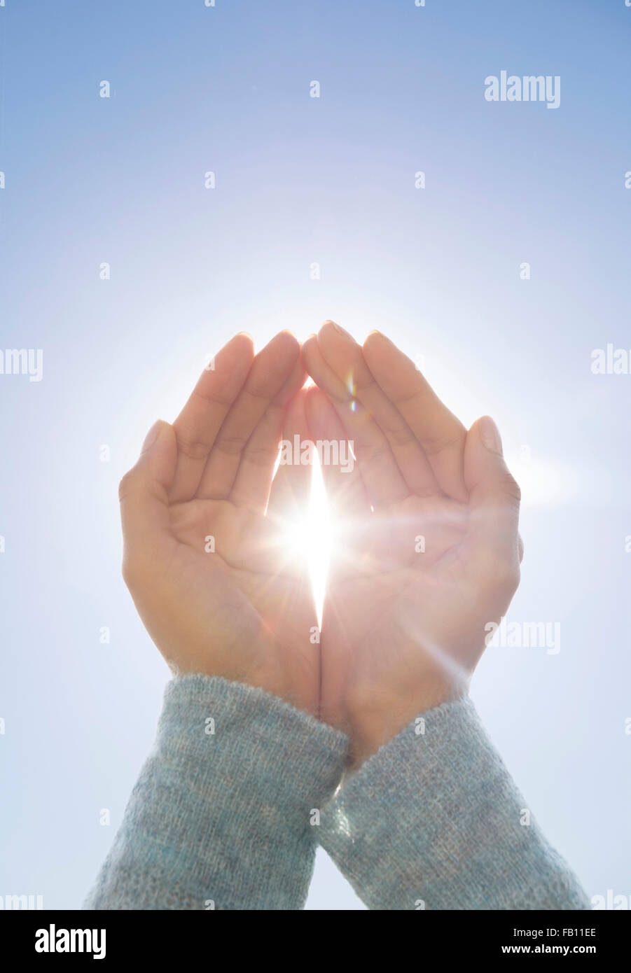 Human hand against sun hi-res stock photography and images - Alamy