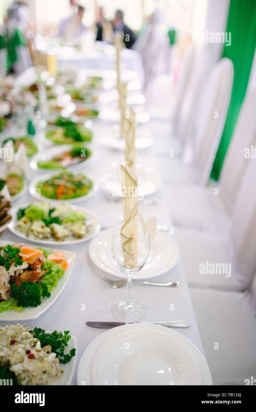 Banquet wedding table setting on evening reception Stock Photo - Alamy