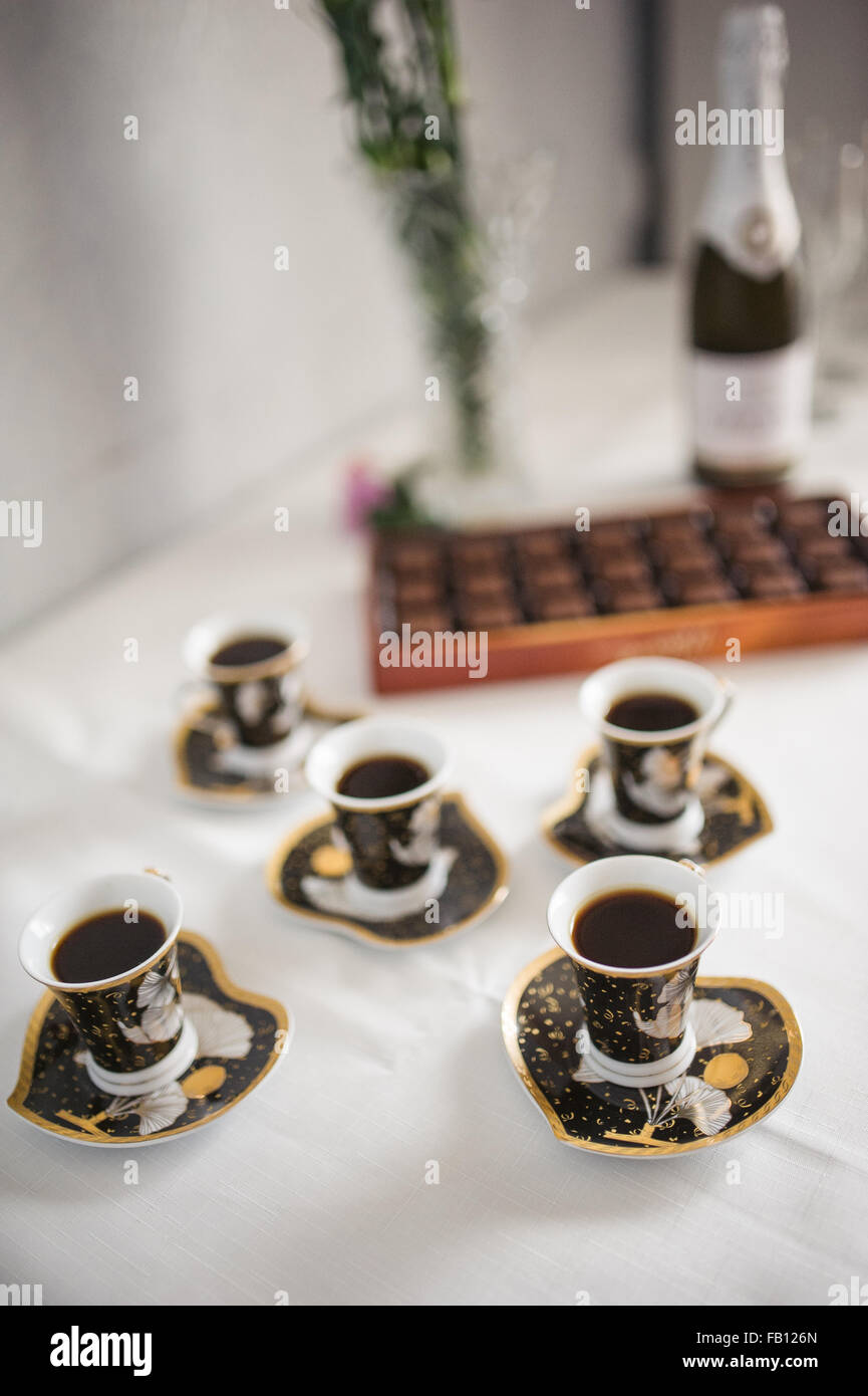 Pouring tea coffee cups barista hi-res stock photography and images - Alamy