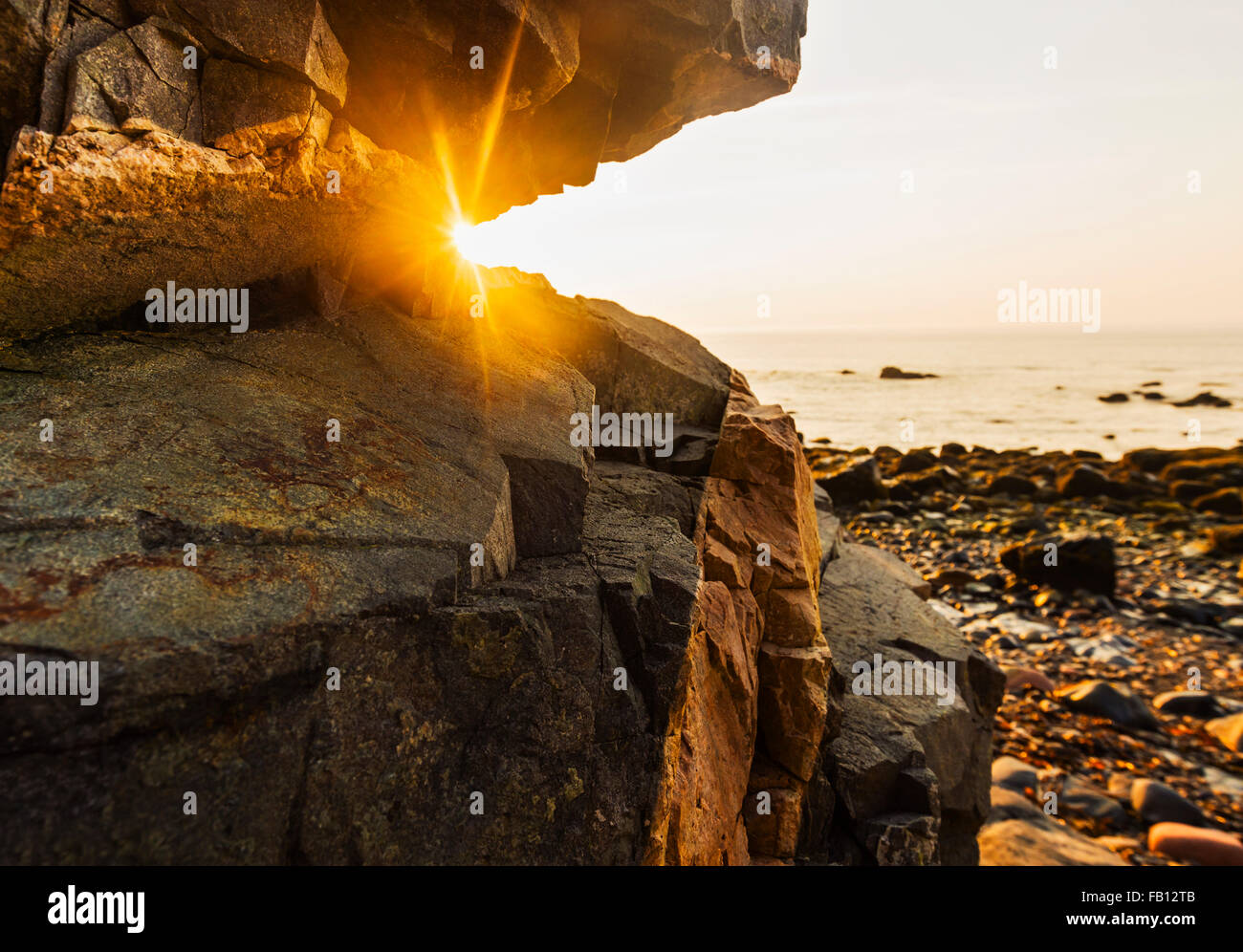 Rock formations on beach hi-res stock photography and images - Alamy