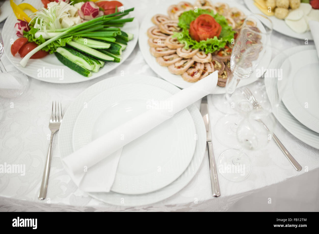 Banquet wedding table setting on evening reception Stock Photo - Alamy