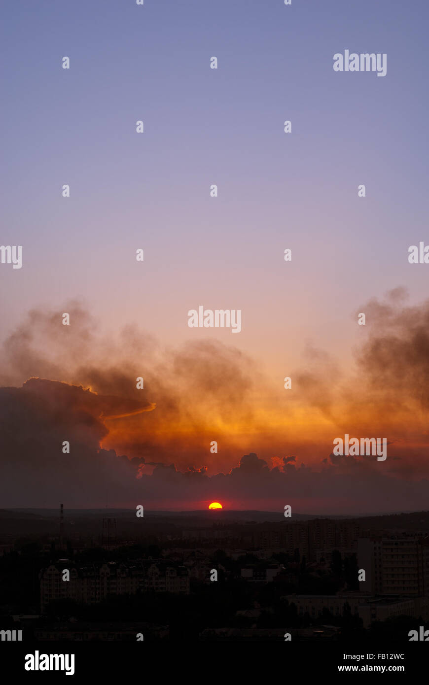 Silhouettes Sunset in the City nice sun Stock Photo - Alamy