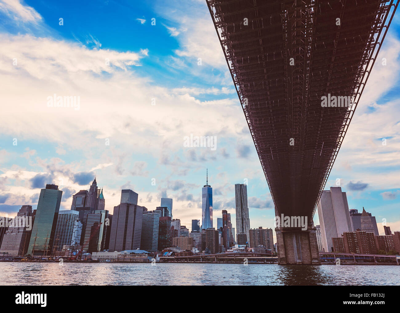 Brooklyn bridge over hudson river hi-res stock photography and images ...
