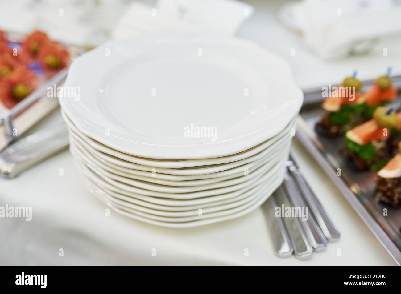 Stack of plates restaurant hi-res stock photography and images - Alamy