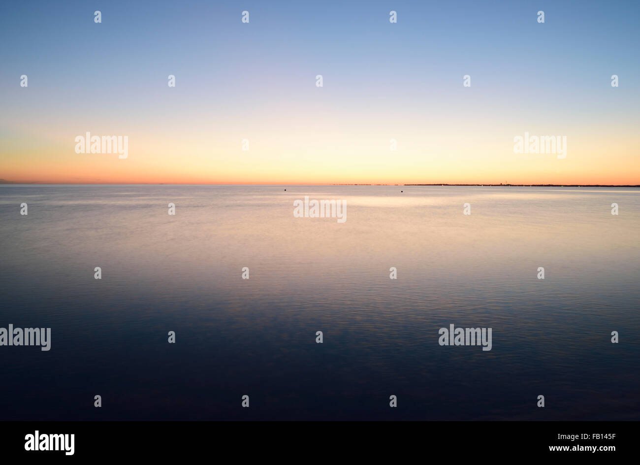 Horizon over water hi-res stock photography and images - Alamy