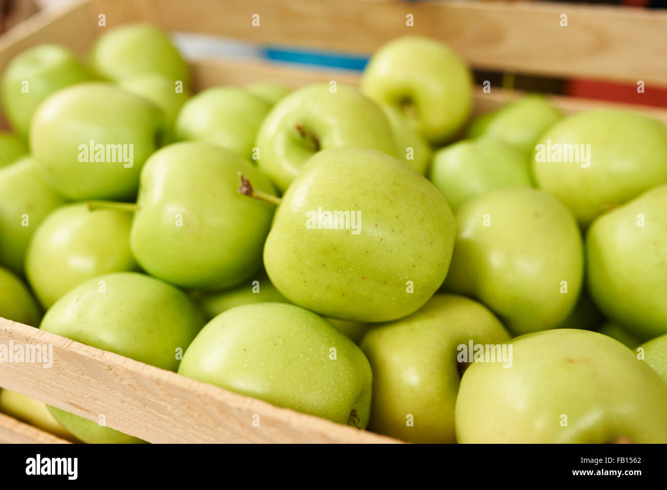 Apples at the farmers market green color Stock Photo - Alamy