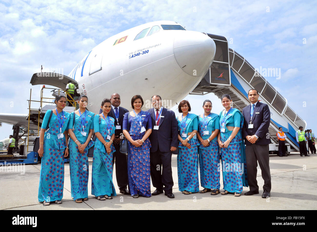 (160107) -- COLOMBO, Jan. 7, 2016 (Xinhua) -- Staff members pose for a ...