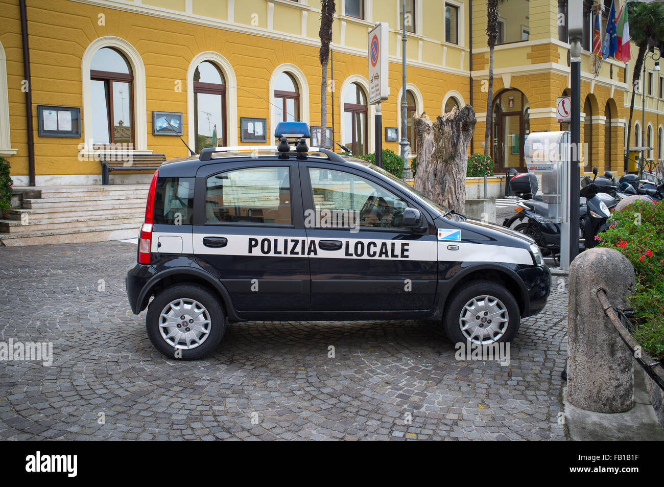 Garda police hi-res stock photography and images - Alamy