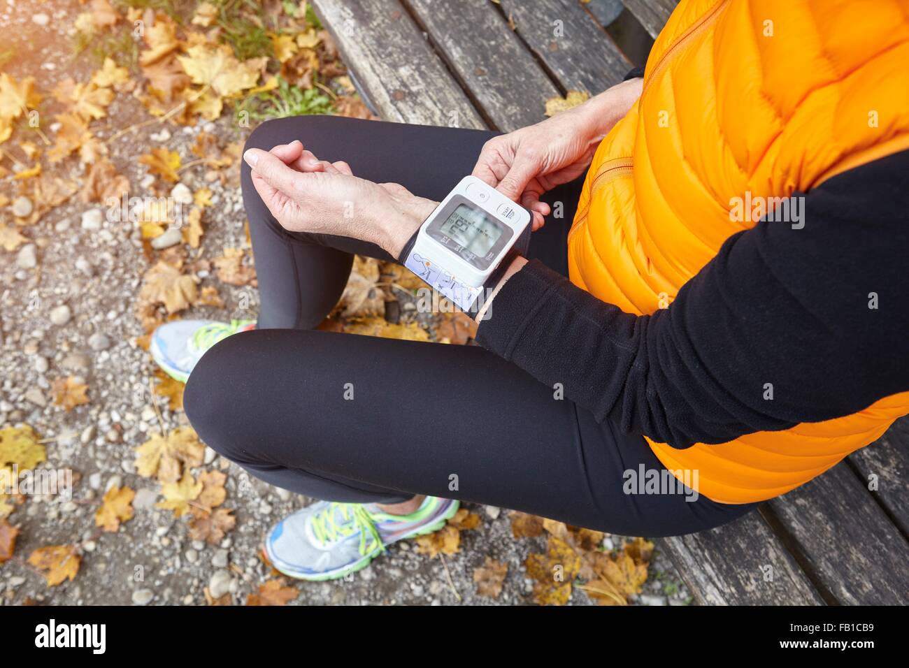 Woman wearing smartwatch hi-res stock photography and images - Alamy