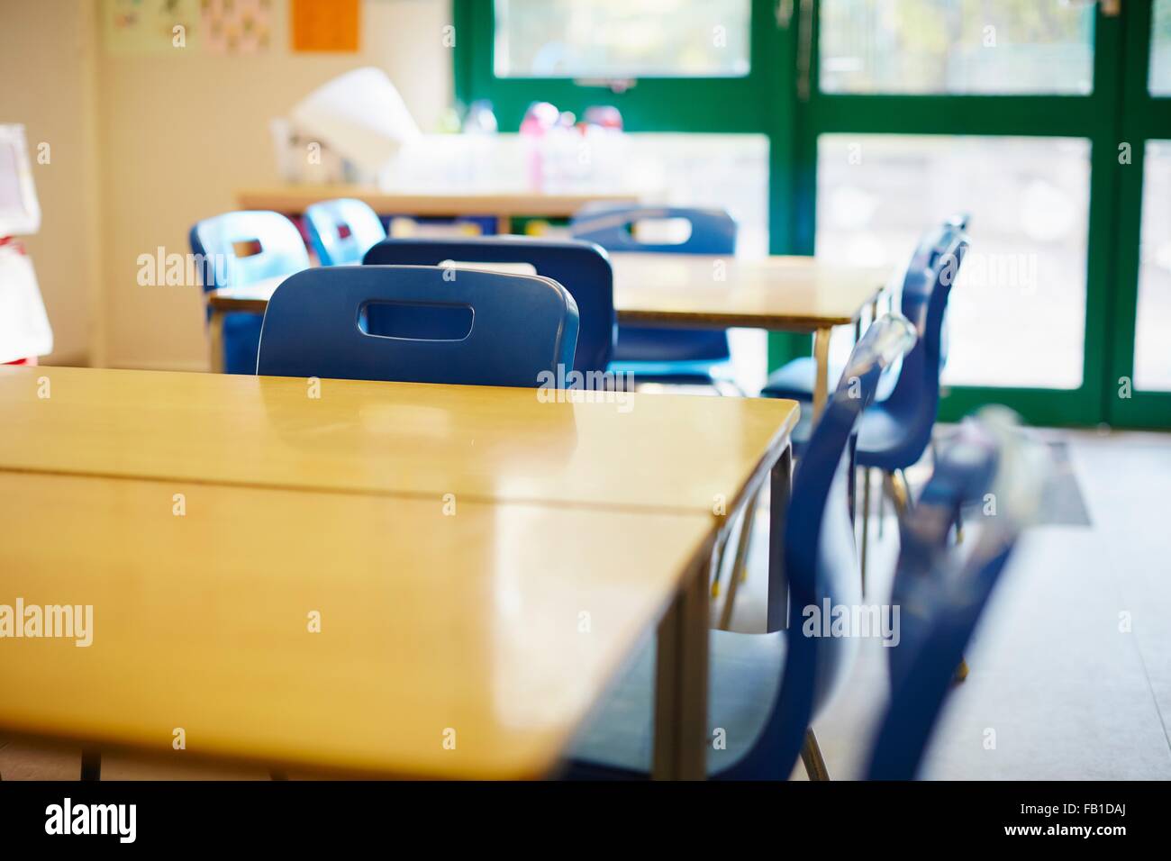 Empty classroom in elementary school Stock Photo - Alamy