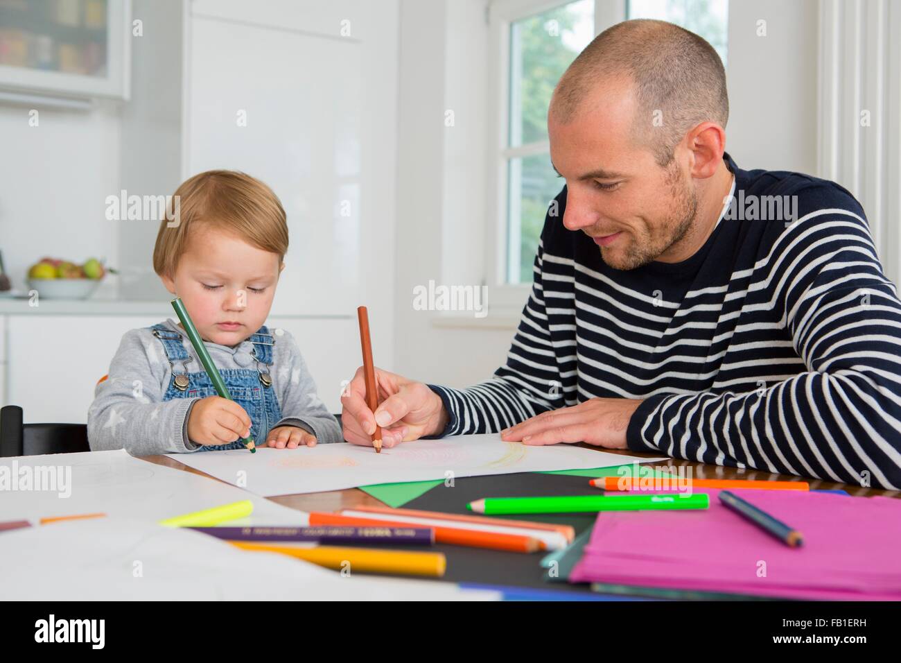 Family drawing at table hi-res stock photography and images - Alamy