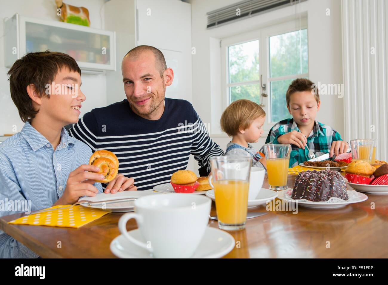 Family time table hi-res stock photography and images - Alamy