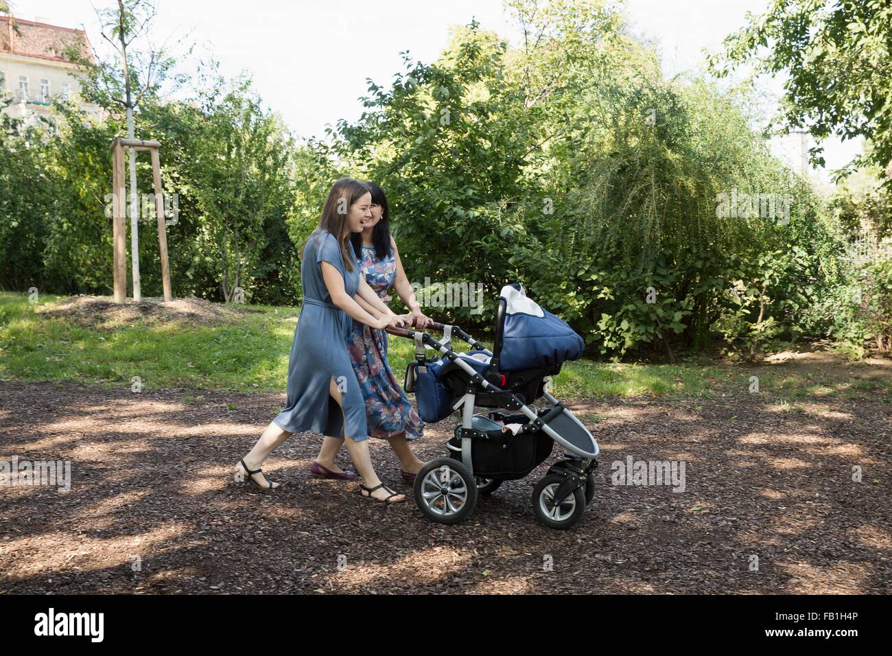 Young mother daughter in park hi-res stock photography and images - Alamy